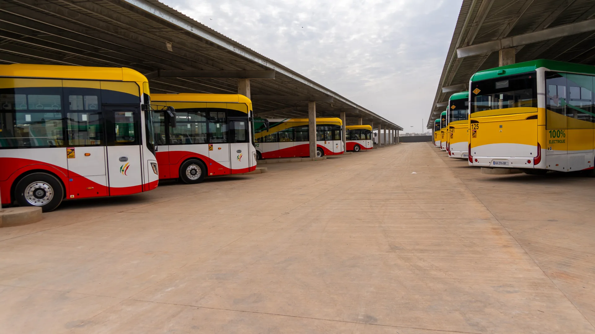 Reception of the fleet of 121 100% electric BRT articulated buses ...